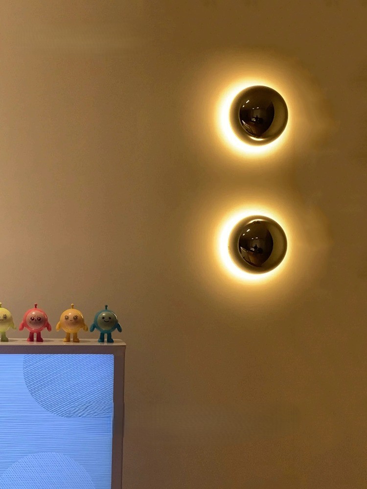 Pinatho Button Round Wall Light | Screed